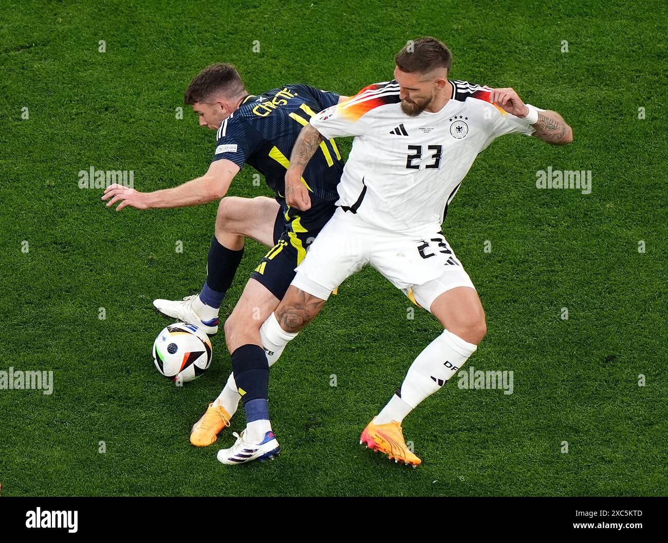 Ryan Christie scozzese (a sinistra) e Robert Andrich tedesco lottano ...