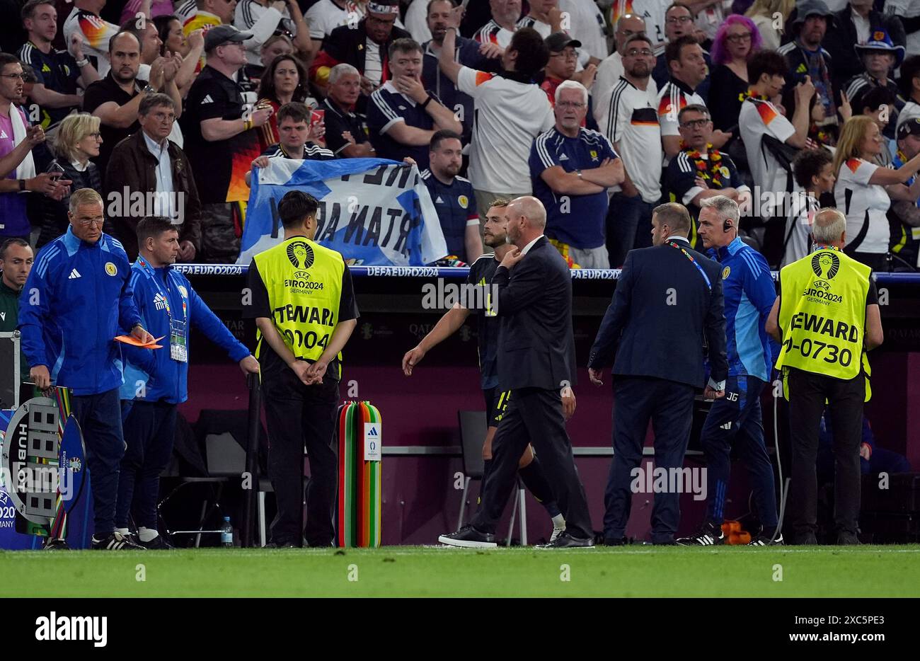 Il scozzese Ryan Porteous lascia il campo dopo essere stato espulso ...