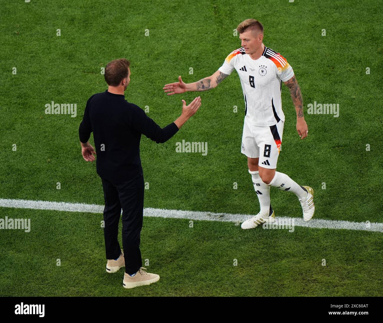 Il manager tedesco Julian Nagelsmann stringe la mano a Toni Kroos dopo ...