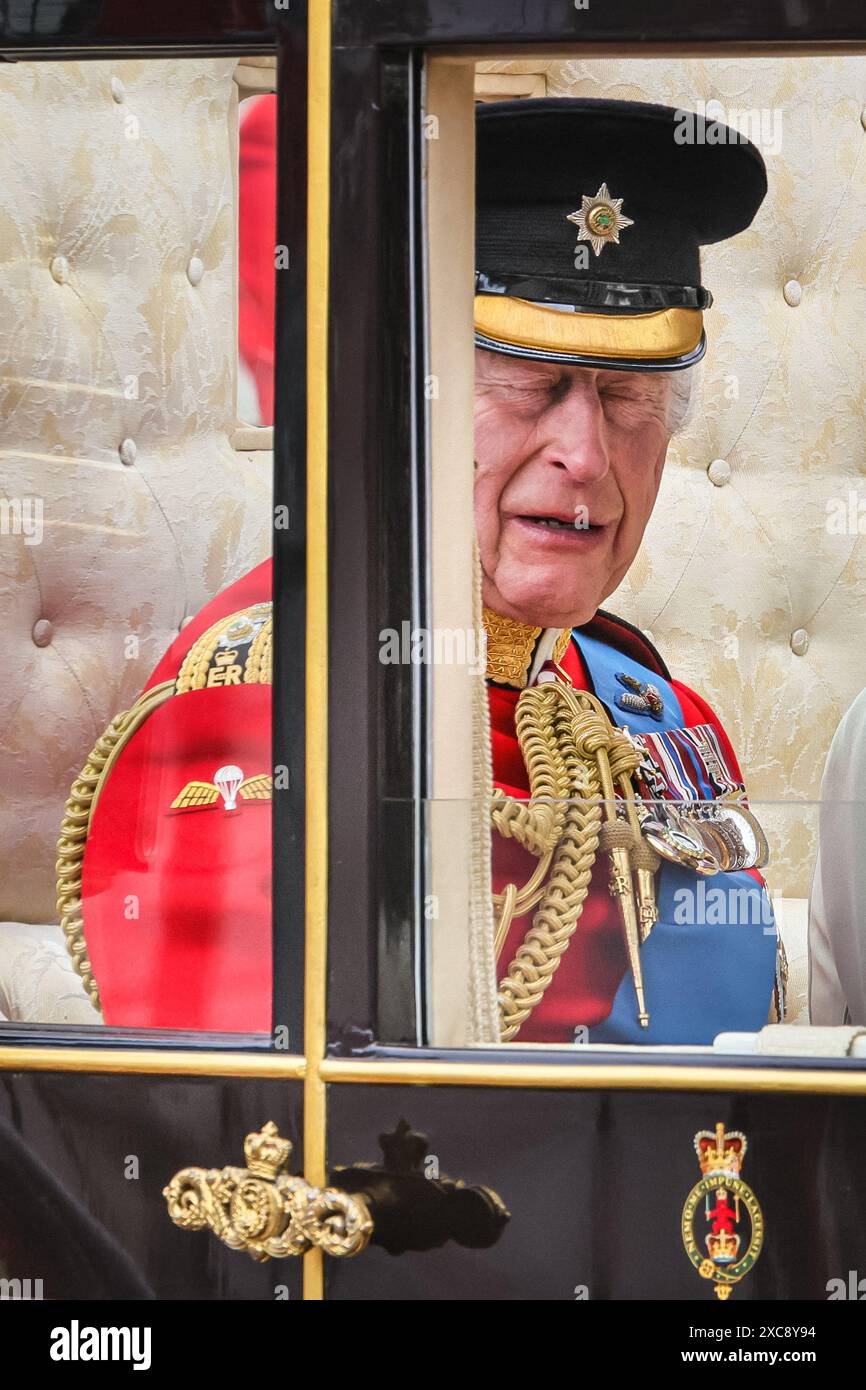 Londra, Regno Unito. 15 giugno 2024. Re Carlo III e la regina Camilla cavalcano nella loro ...