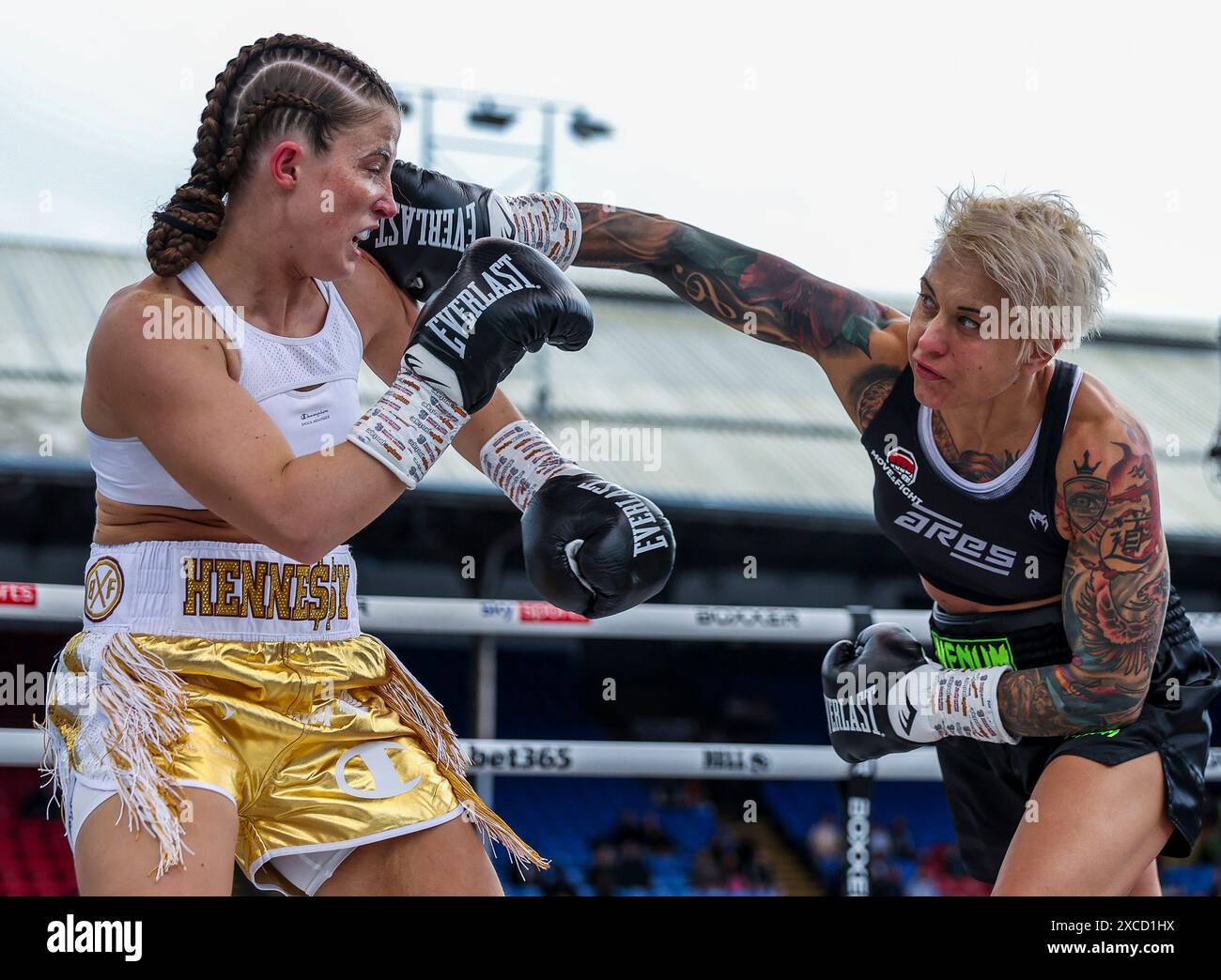 Francesca Hennessy e Dorota Norek nell'incontro dei pesi gallo a ...