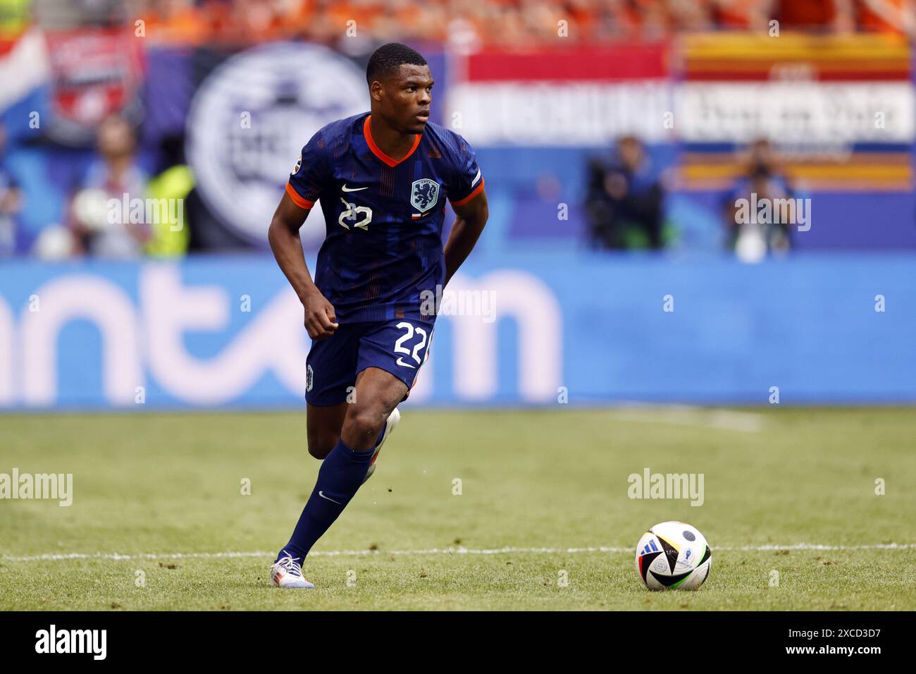 AMBURGO - Denzel Dumfries olandese durante la partita UEFA EURO 2024 ...