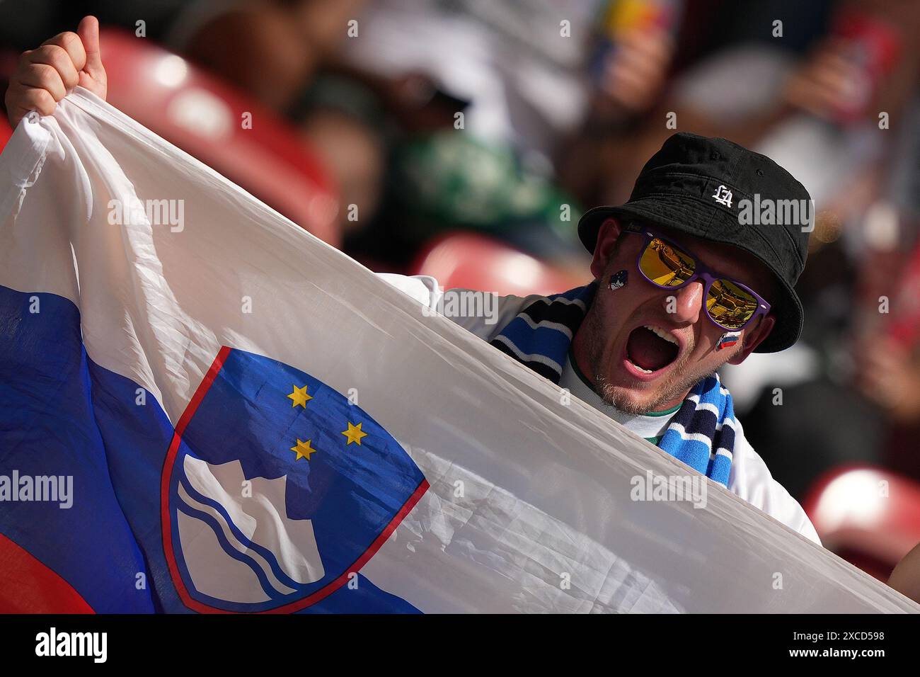Tifosi sloveni durante la partita di calcio Euro 2024 tra Slovenia e ...