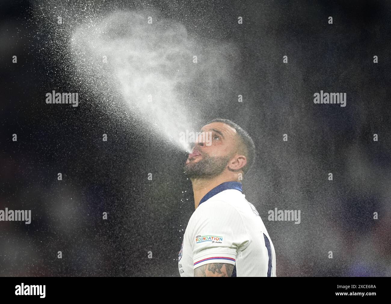 L'inglese Kyle Walker spende un drink durante la partita UEFA Euro 2024 ...