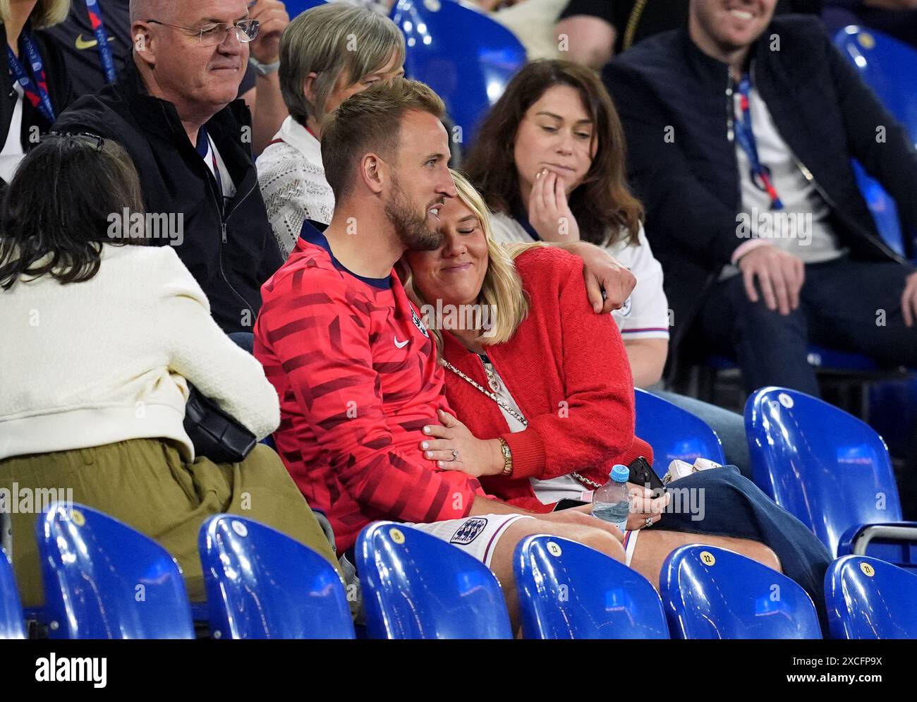 Harry Kane inglese con sua moglie Kate Goodland dopo la partita UEFA ...