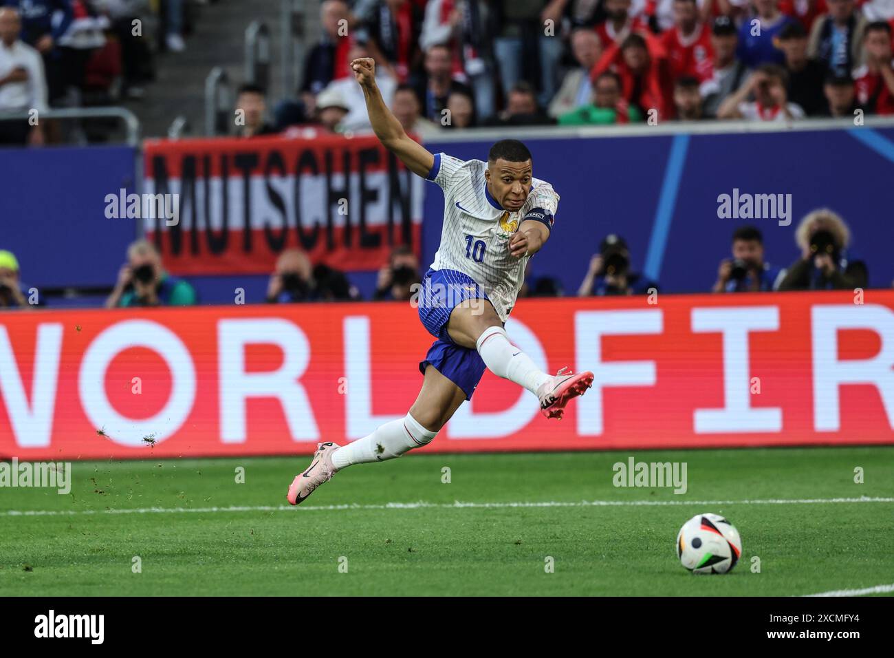Dusseldorf, Germania. 17 giugno 2024. Kylian Mbappe di Francia spara ...