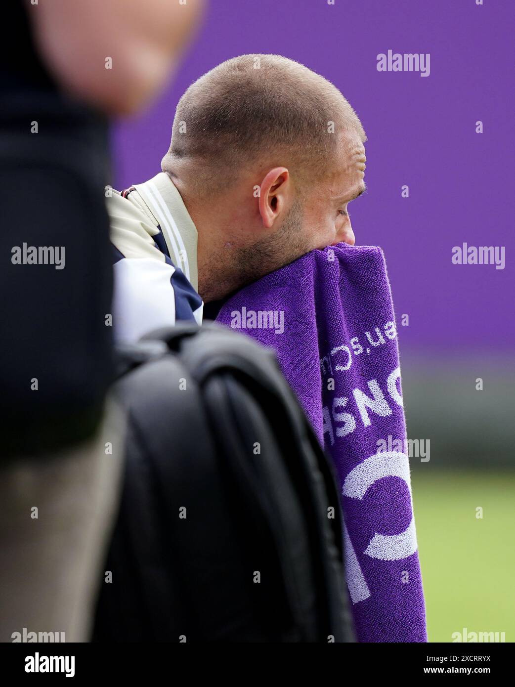Dan Evans si ritira dal suo match contro Brandon Nakashima (non in foto ...