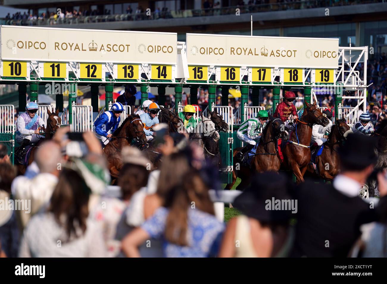 Corridori e cavalieri escono dalle bancarelle di partenza per il Copper ...