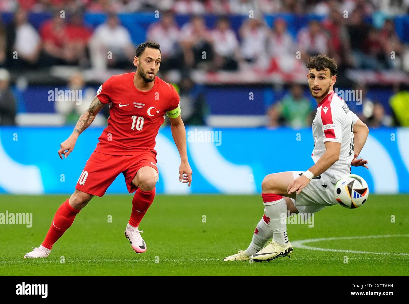 Il turco Hakan Calhanoglu in azione contro la Georgia Anzor ...