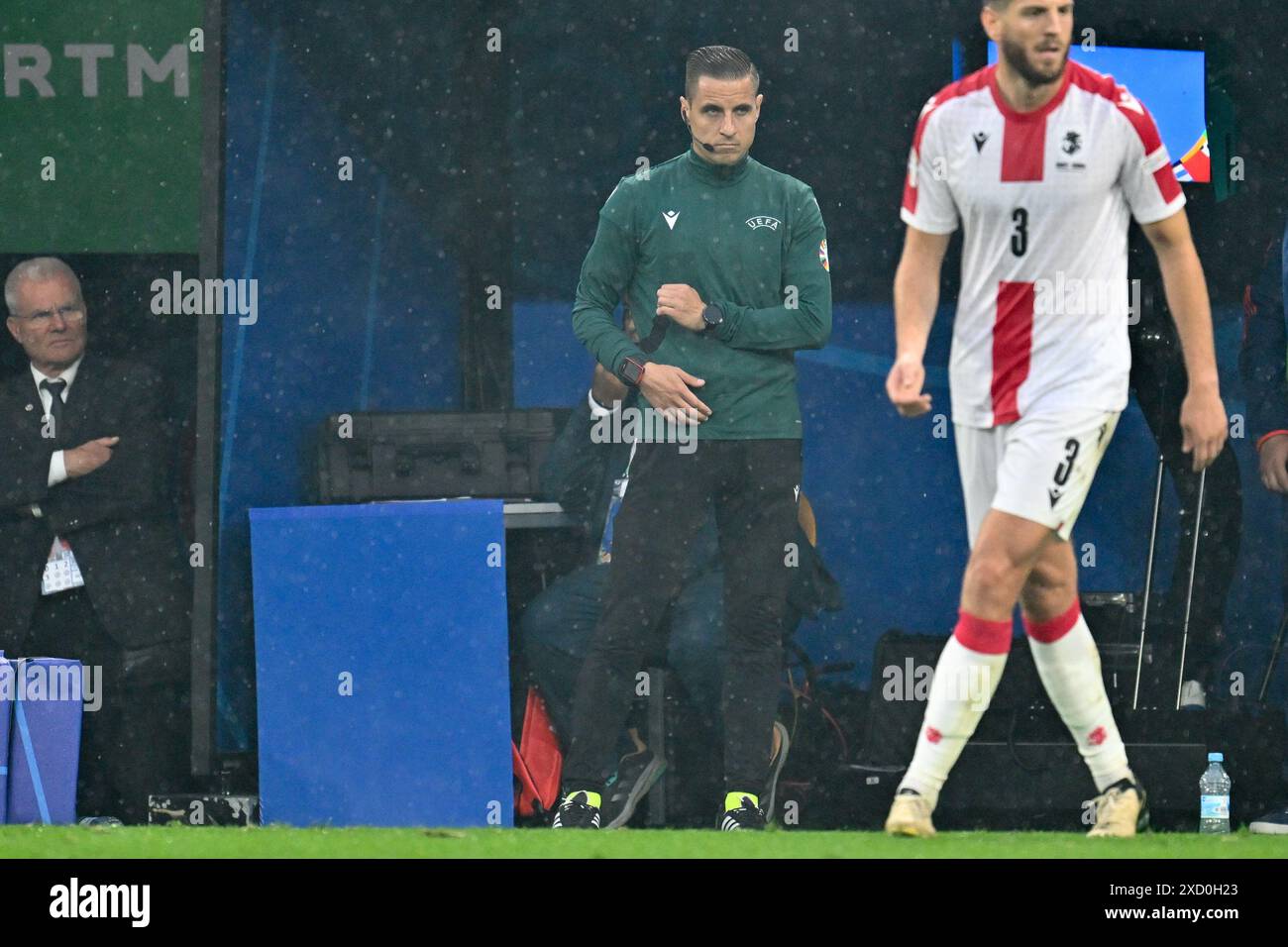 4° ufficiale Donatas Rumsas nella foto di una partita di calcio tra le ...