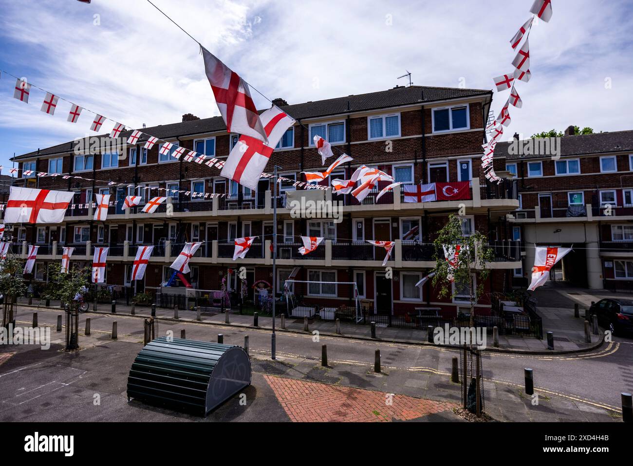Una visione generale delle bandiere inglesi alla Kirby Estate, Londra ...