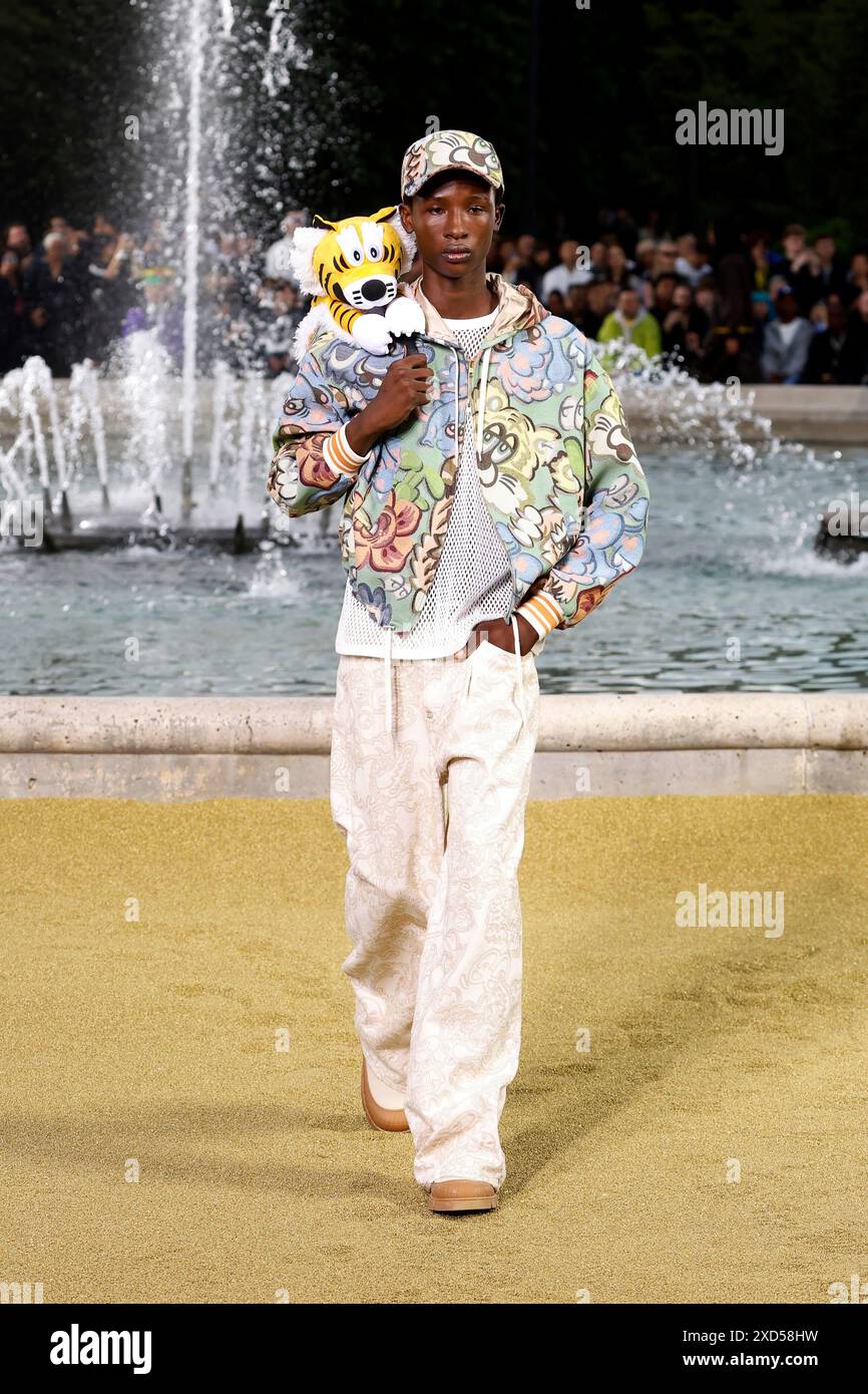 (240620) -- PARIGI, 20 giugno 2024 (Xinhua) -- Un modello presenta una ...