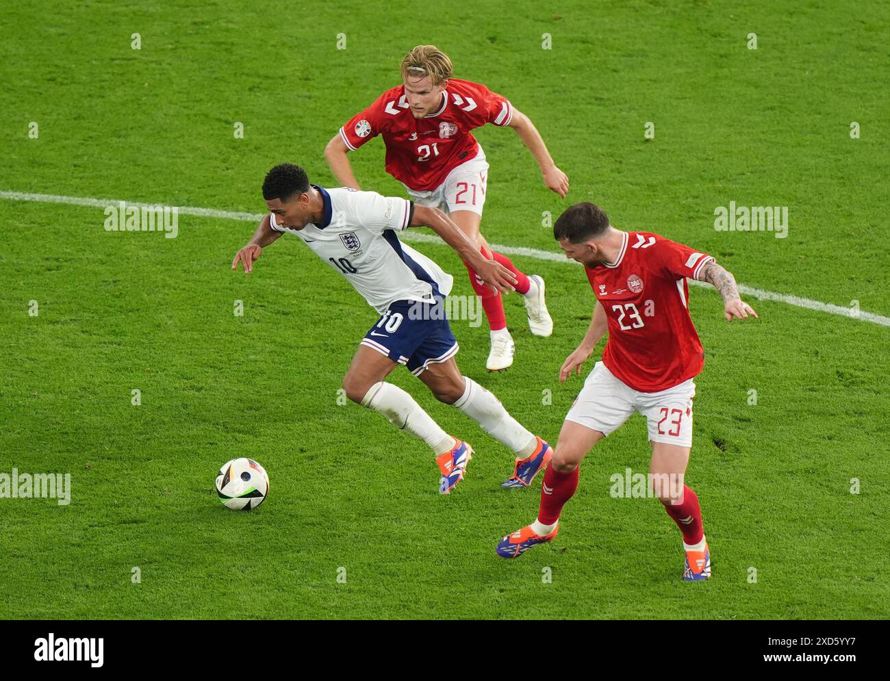 L'inglese Jude Bellingham (a sinistra) combatte con la Danimarca Morten ...