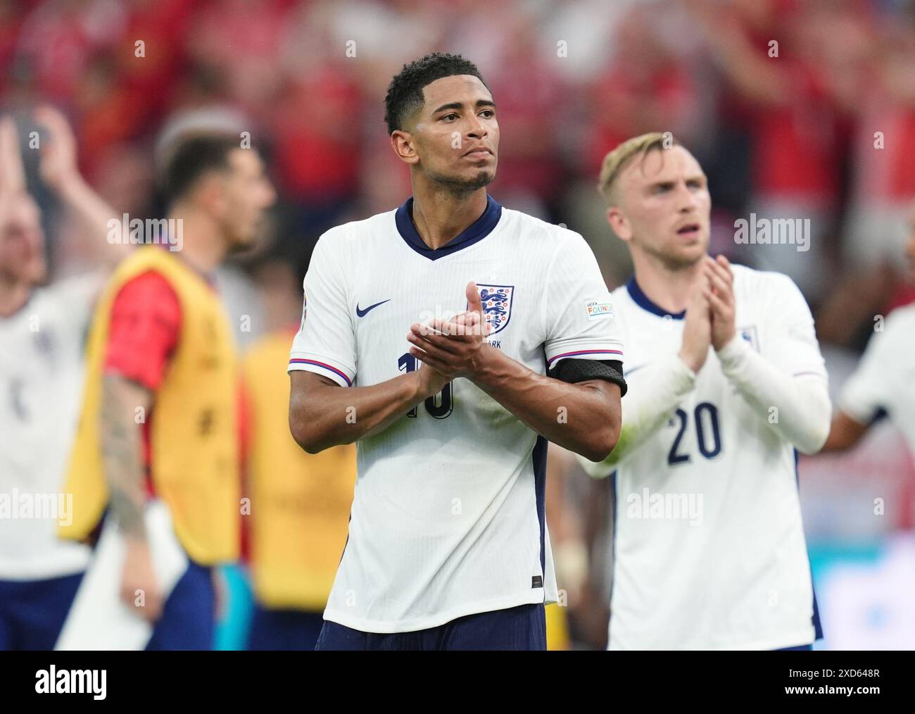 L'inglese Jude Bellingham applaude i tifosi dopo la partita di UEFA ...