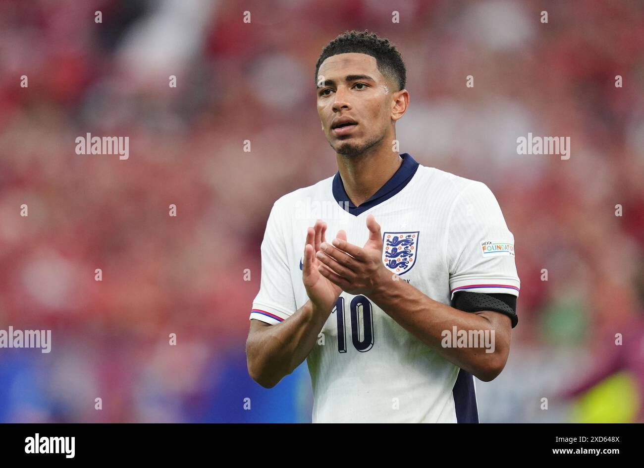 L'inglese Jude Bellingham applaude i tifosi dopo la partita di UEFA ...