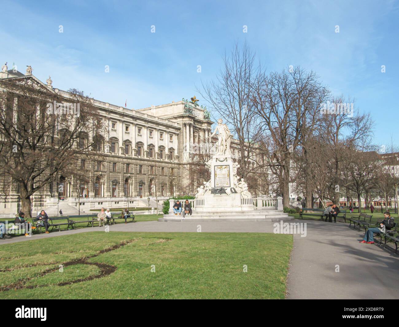 Persone sedute su panchine in un parco immagini e fotografie stock ad ...