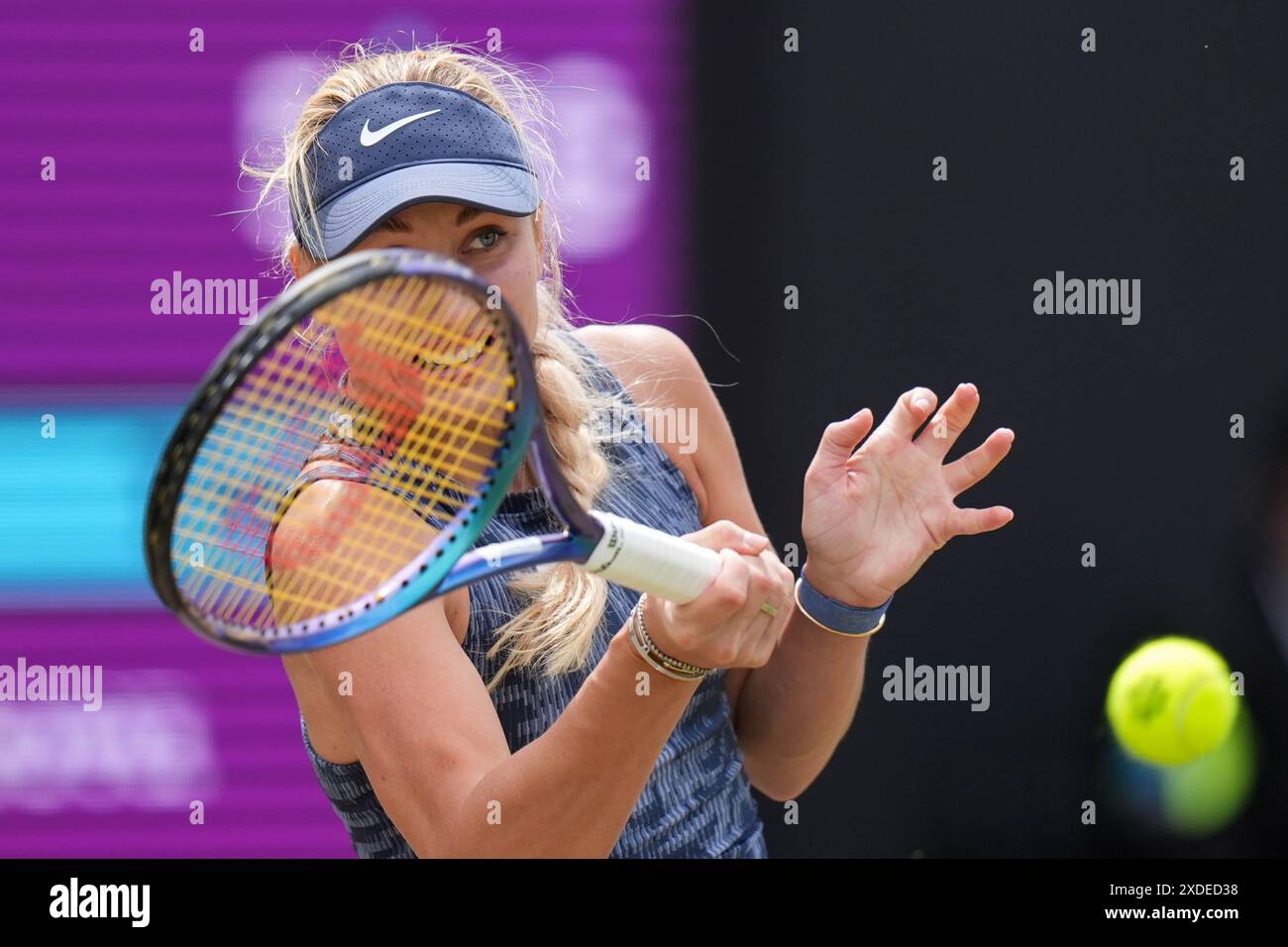 Anastasia Potapova in azione contro Ajla Tomljanovic nel loro match di ...