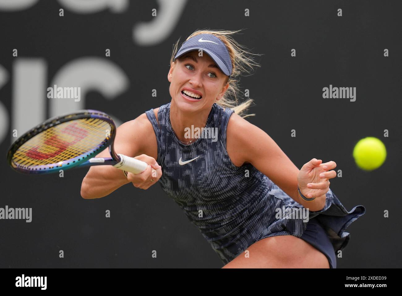 Anastasia Potapova in azione contro Ajla Tomljanovic nel loro match di ...