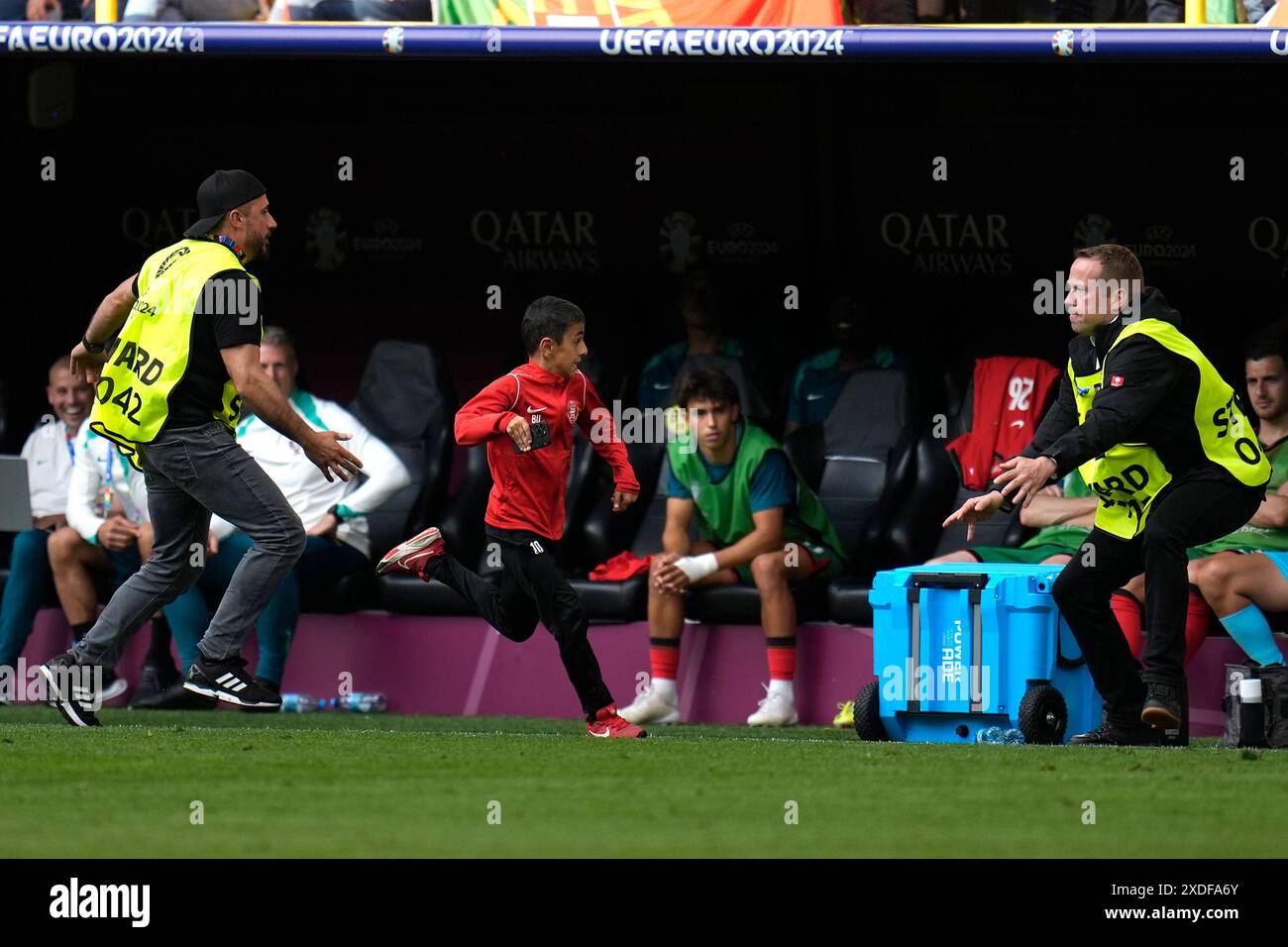 Un giovane invasore di campo corre in campo mentre il portoghese Pedro ...