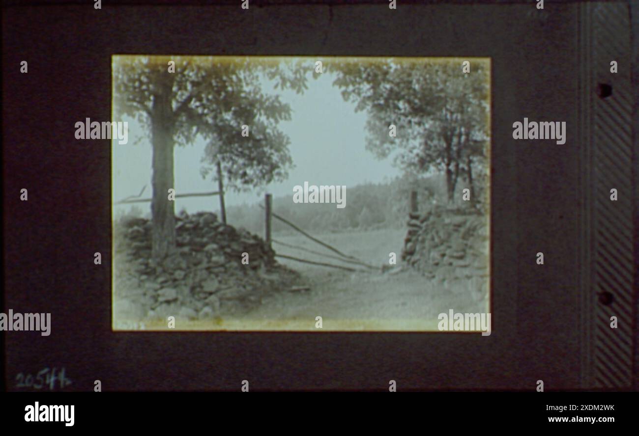 1917-1918, stampe di riferimento da negativi. Porta delimitata da mura ...