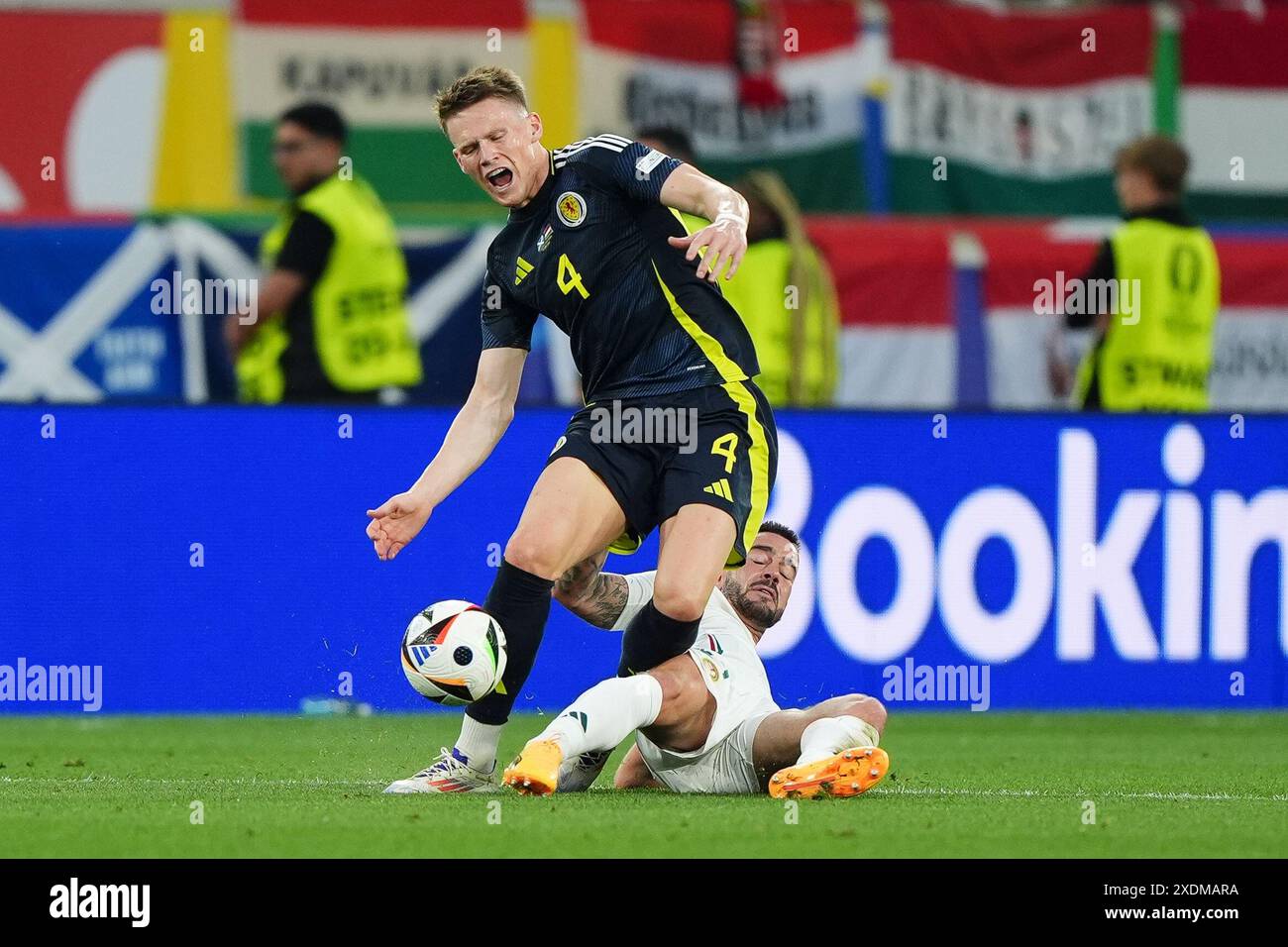 L'ungherese Endre Botka (a destra) e lo scozzese Scott McTominay ...