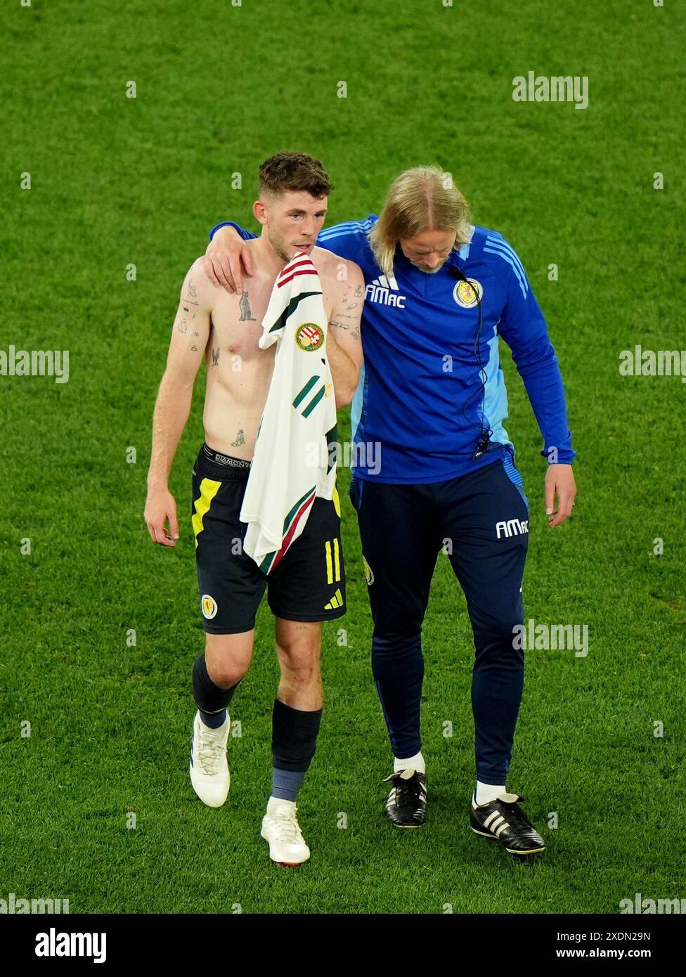 Ryan Christie (a sinistra) della Scozia e l'assistente allenatore ...