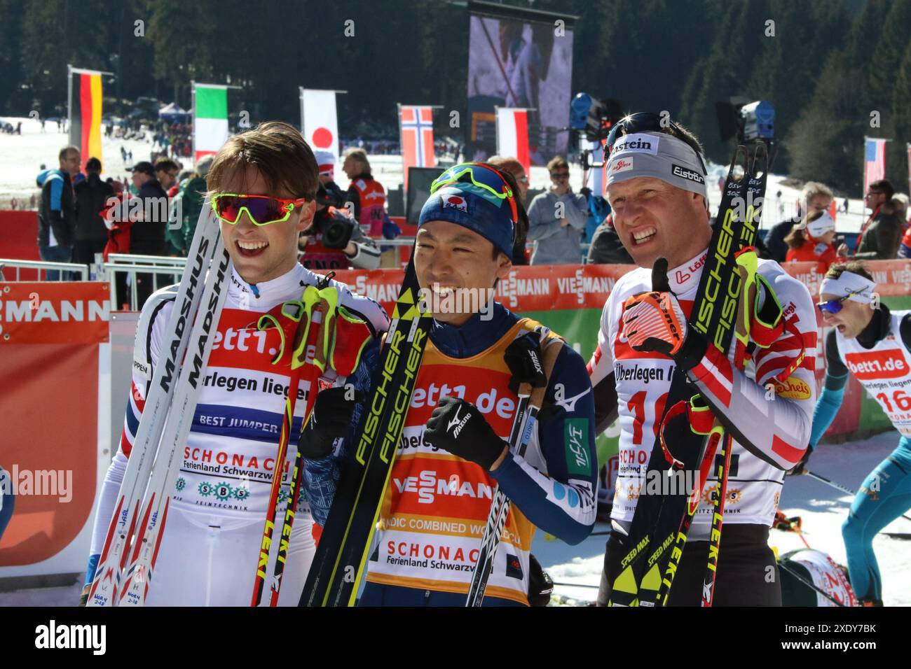 Siegertypen: v.li. Jarl Magnus Riiber (Norwegen), Akito Watabe ...