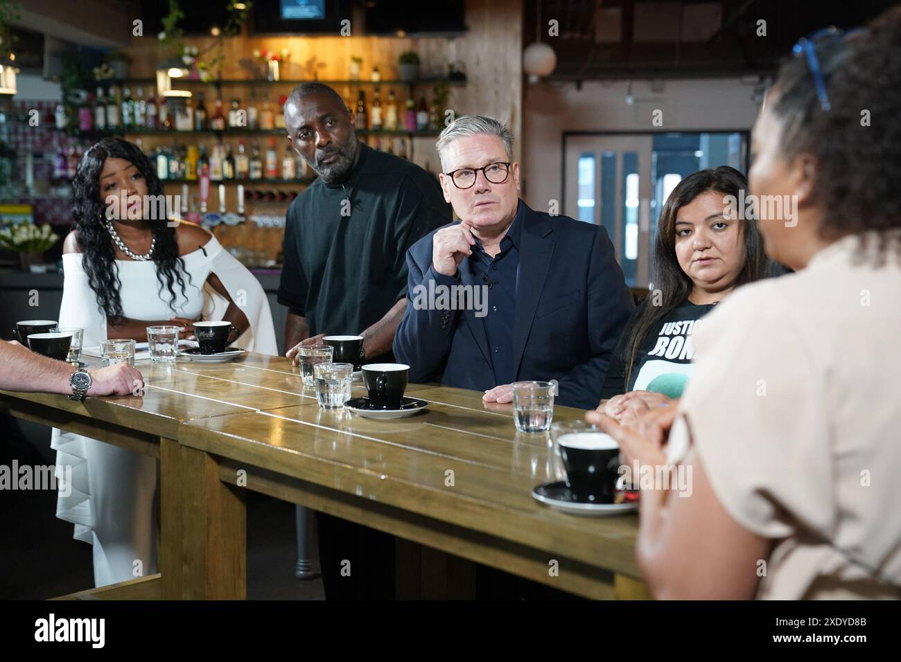 La pastore Lorraine Jones, che ha perso suo figlio, Dwayne Simpson (a ...