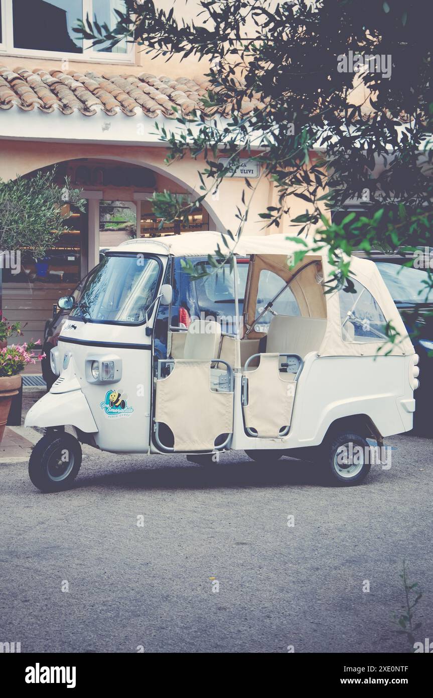 Ape piaggio azzurro immagini e fotografie stock ad alta risoluzione - Alamy