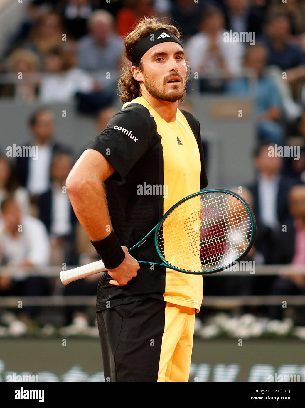 Il tennista greco Stefanos Tsitsipas mani sui fianchi che guardano ...