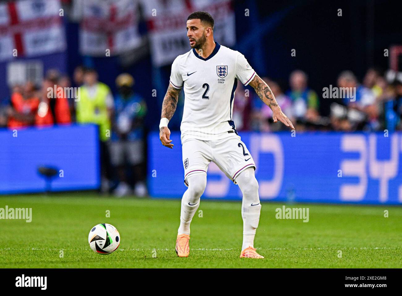 COLONIA, GERMANIA - GIUGNO 25: Kyle Walker dell'Inghilterra dribbla ...