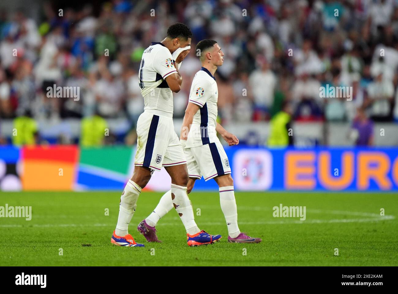 Jude Bellingham e Phil Foden (a destra) si ritirano all'inizio della ...