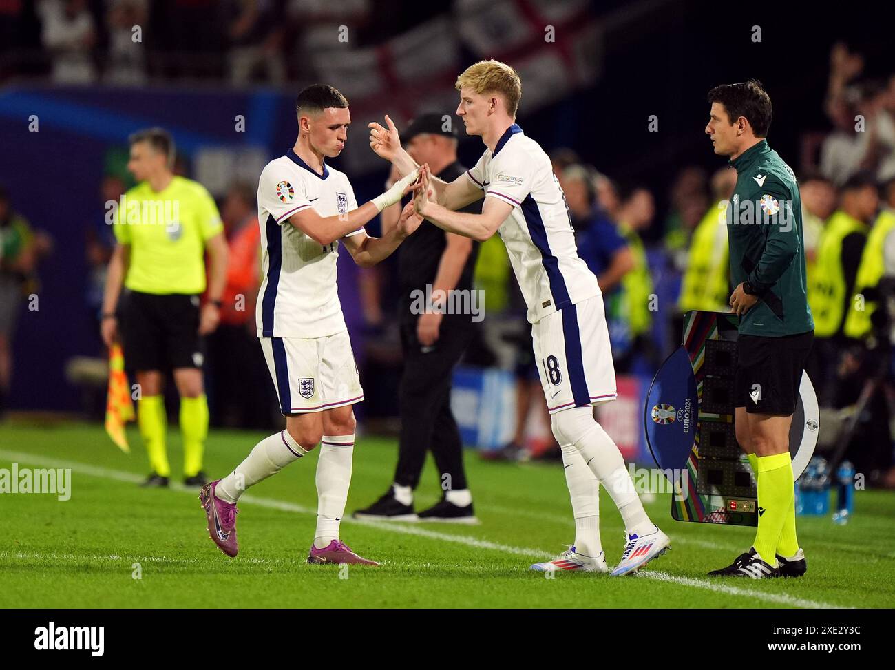 L'inglese Anthony Gordon sostituisce Phil Foden durante la partita UEFA ...