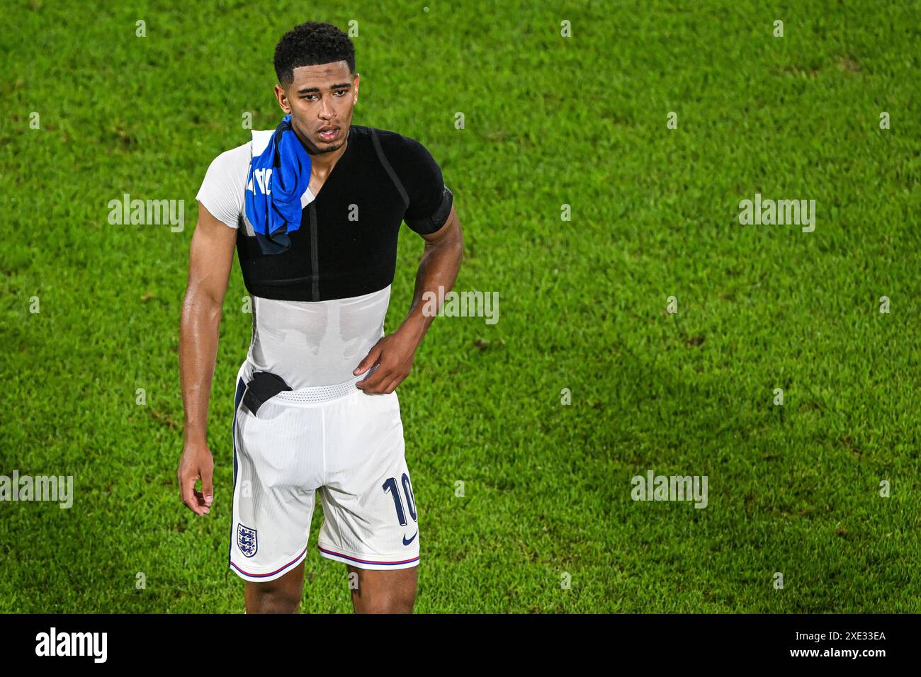 COLONIA - l'Inghilterra Jude Bellingham sbatte durante la partita UEFA ...