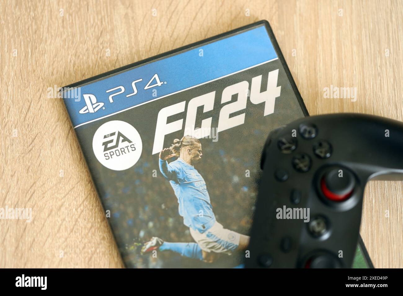 KIEV, UCRAINA - 26 GIUGNO 2024 FC24 FIFA Soccer PS4 videogioco box per ...