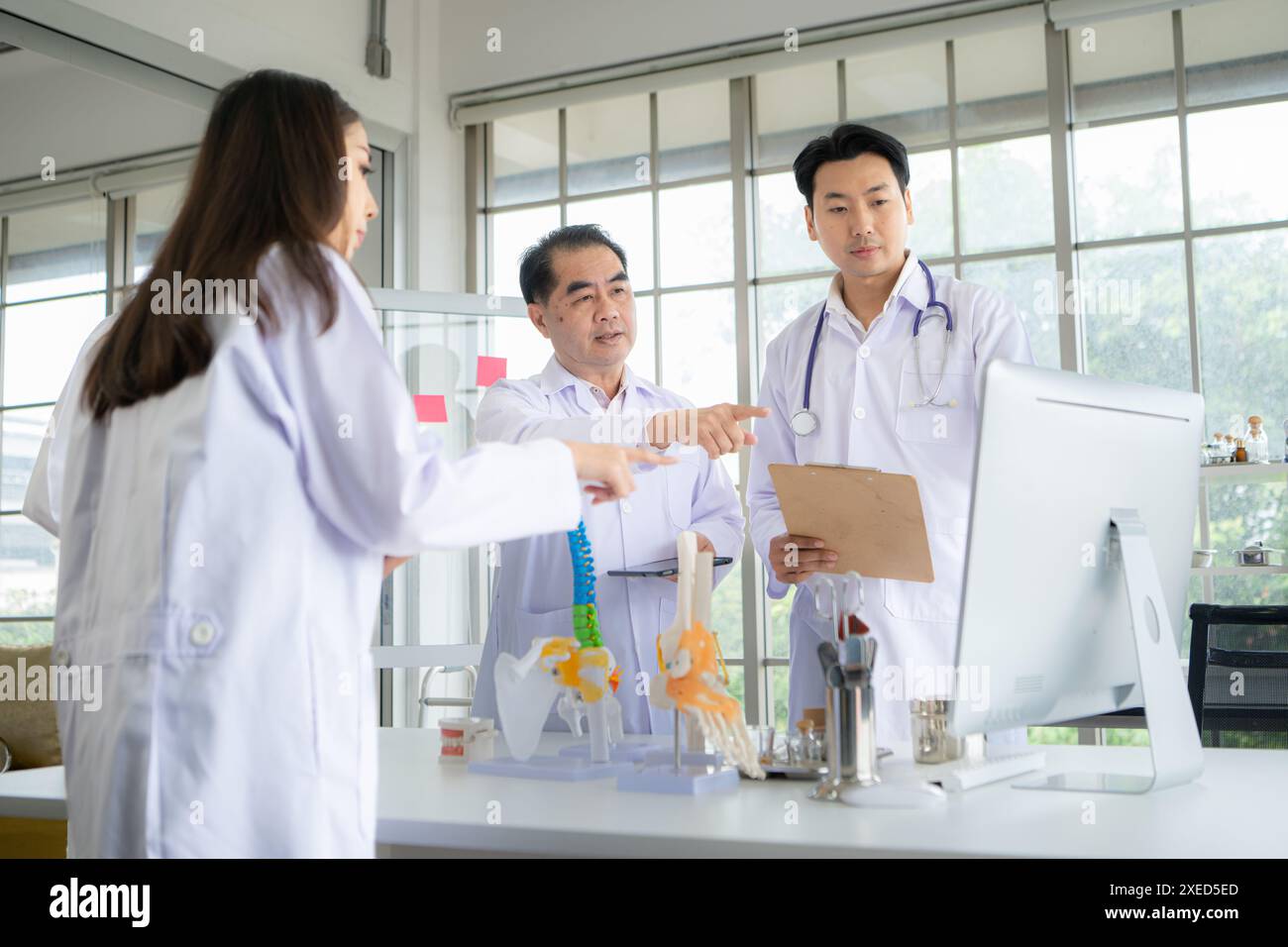 Un professore di medicina sta tenendo conferenze su un caso di studio ...