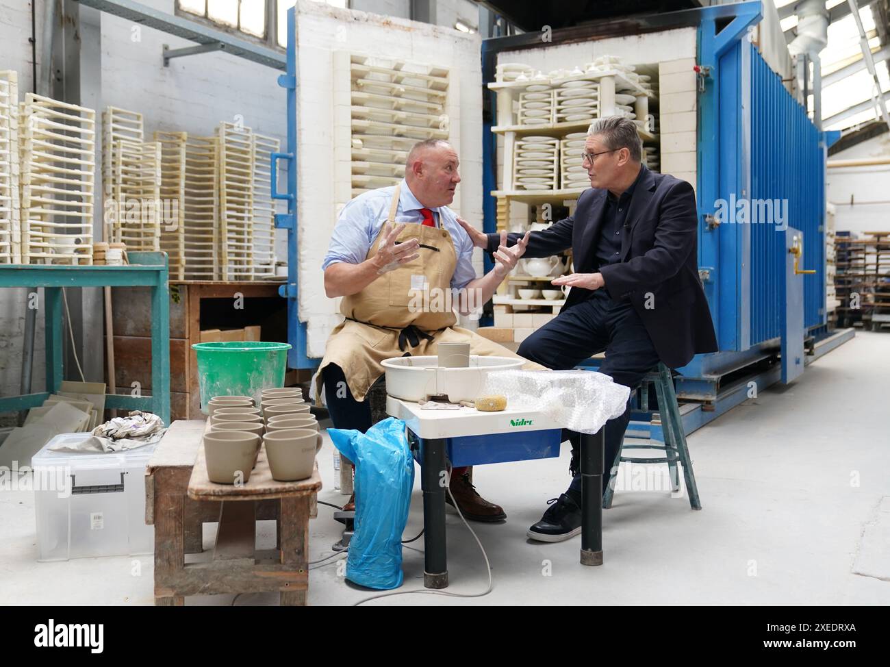 Il leader del lavoro Sir Keir Starmer parla con il vasaio Keith Brymer ...