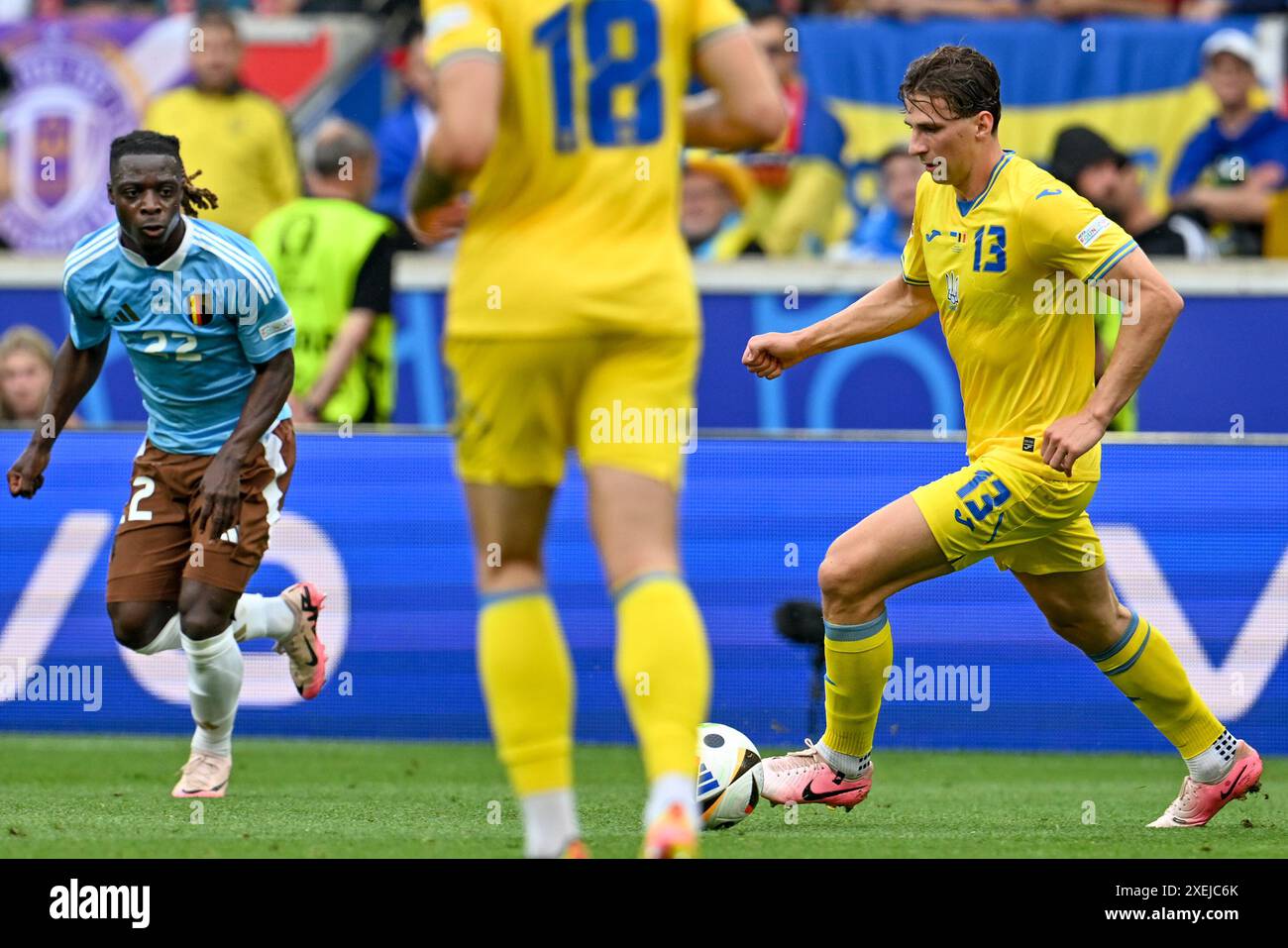 Jeremy Doku (22) del Belgio che difende contro Illia Zabarnyi (13) dell ...