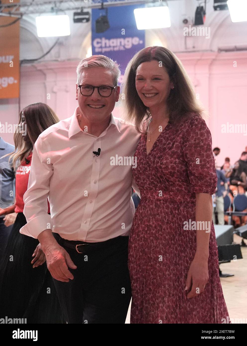 Il capo laburista Sir Keir Starmer, con sua moglie Victoria, dopo aver ...