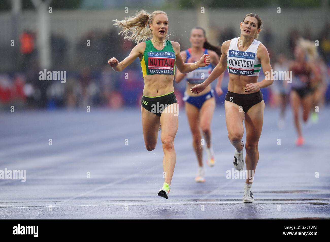 Hannah Nuttall (a sinistra) vince la finale femminile dei 5000 m ...