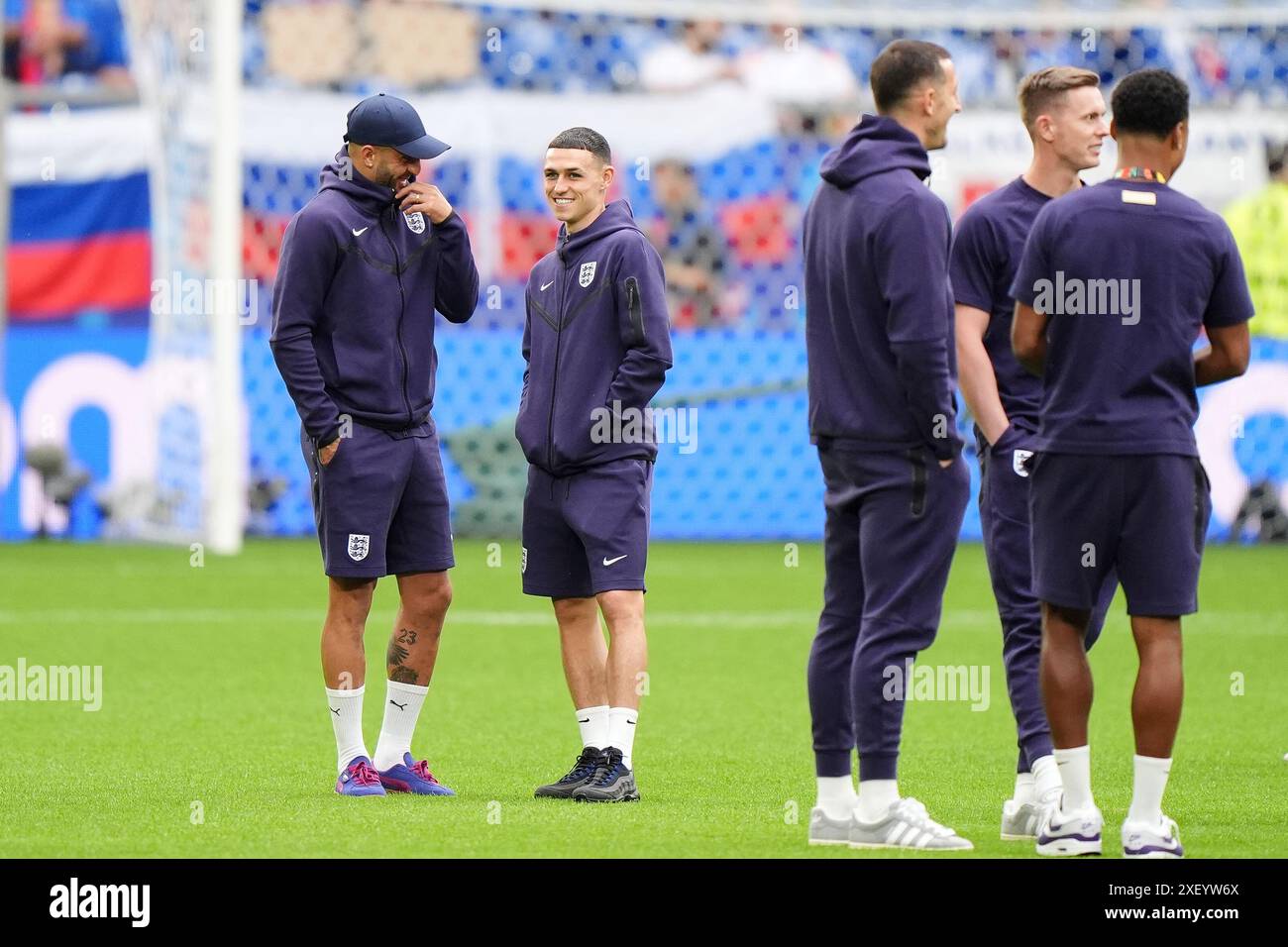 L'inglese Kyle Walker (a sinistra) e Phil Foden ispezionano il campo in ...