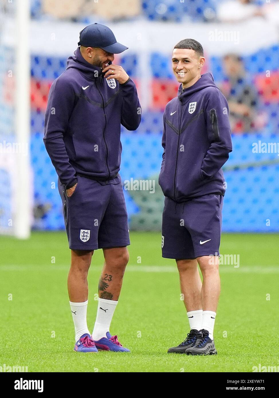 L'inglese Kyle Walker (a sinistra) e Phil Foden ispezionano il campo in ...