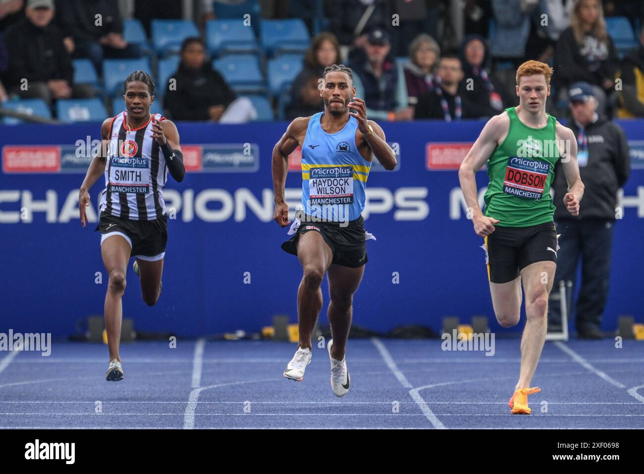 Charlie Dobson guida la finale maschile dei 400 m durante il Microplus ...