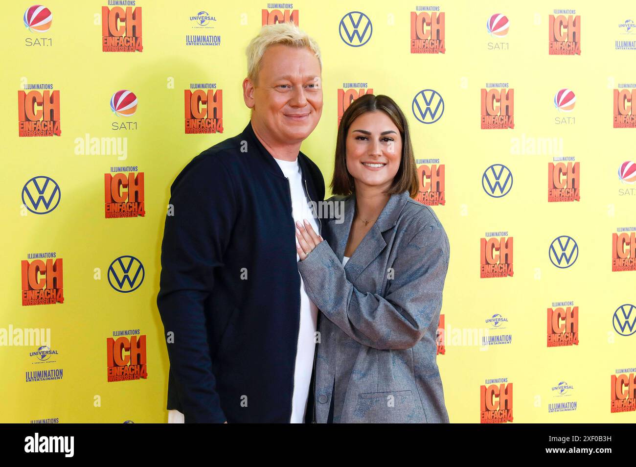 Jens Knossi Knossalla mit Seiner Verlobten Lia Mitrou beim fan ...
