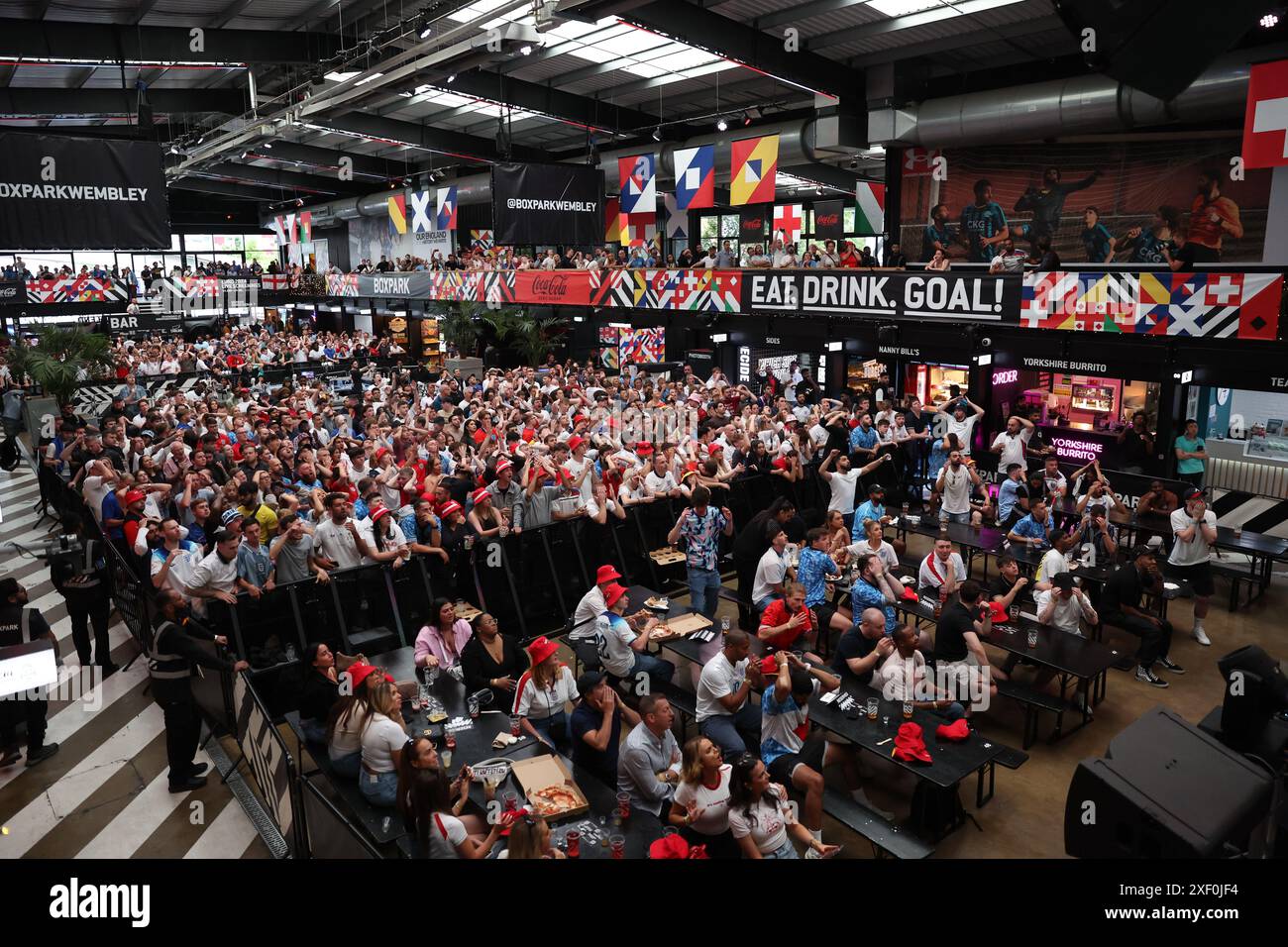 Tifosi inglesi al BOXPark Wembley di Londra durante la proiezione della ...