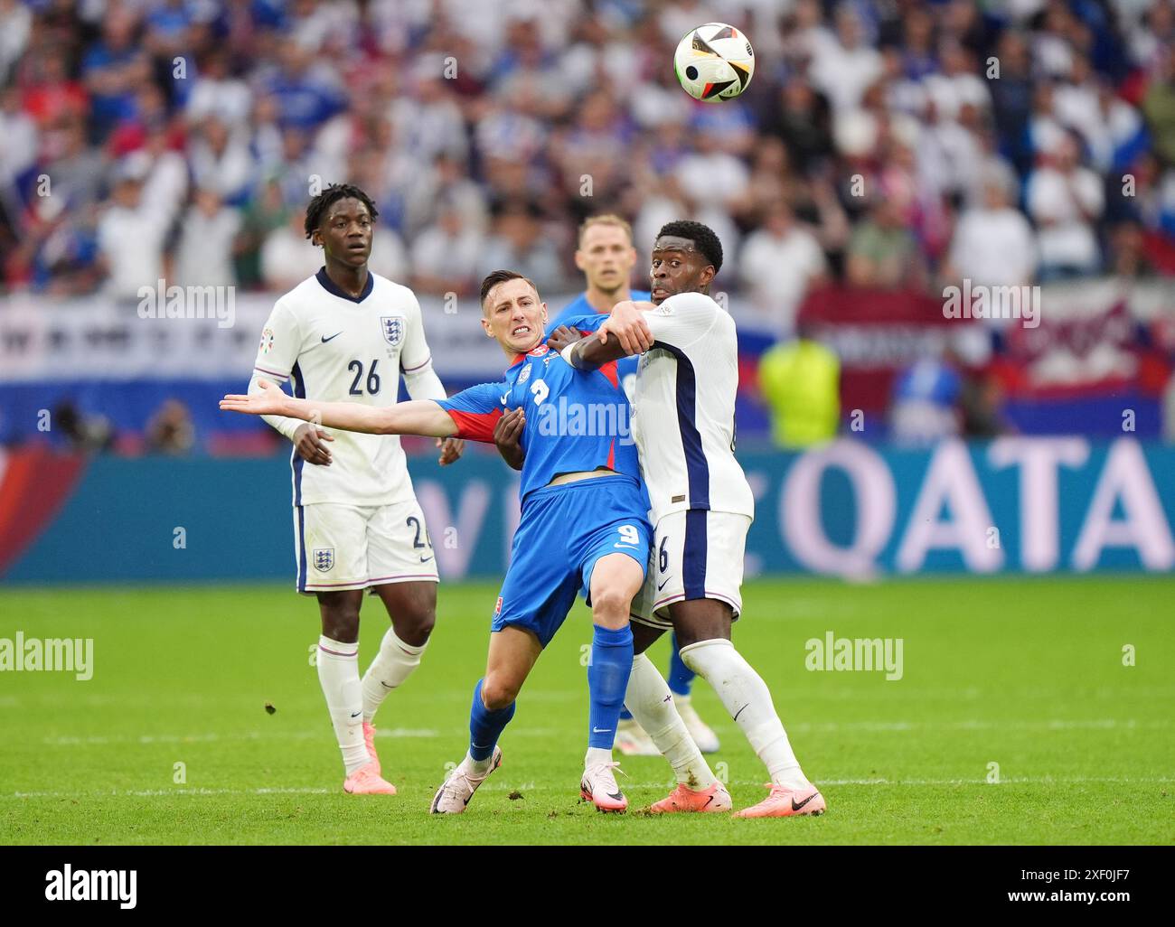 L'inglese Marc Guehi (a destra) e la slovacca Robert Bozenik si battono ...
