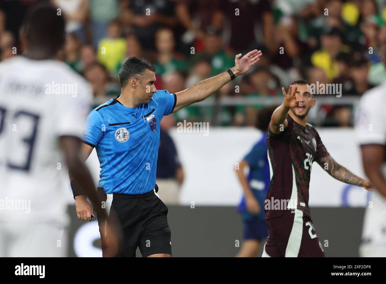 SAN PAOLO, BRASILE - GIUGNO 30: Gesti dell'arbitro Mario Escobar ...