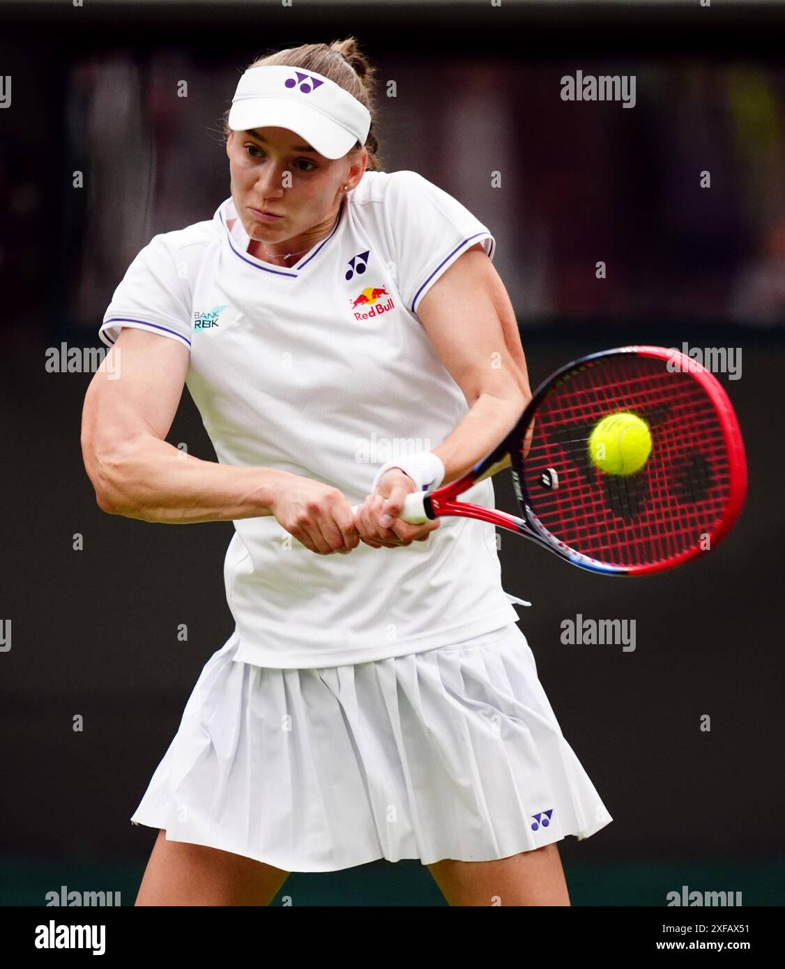 Elena Rybakina in azione contro Elena-Gabriela Ruse (non nella foto) il ...