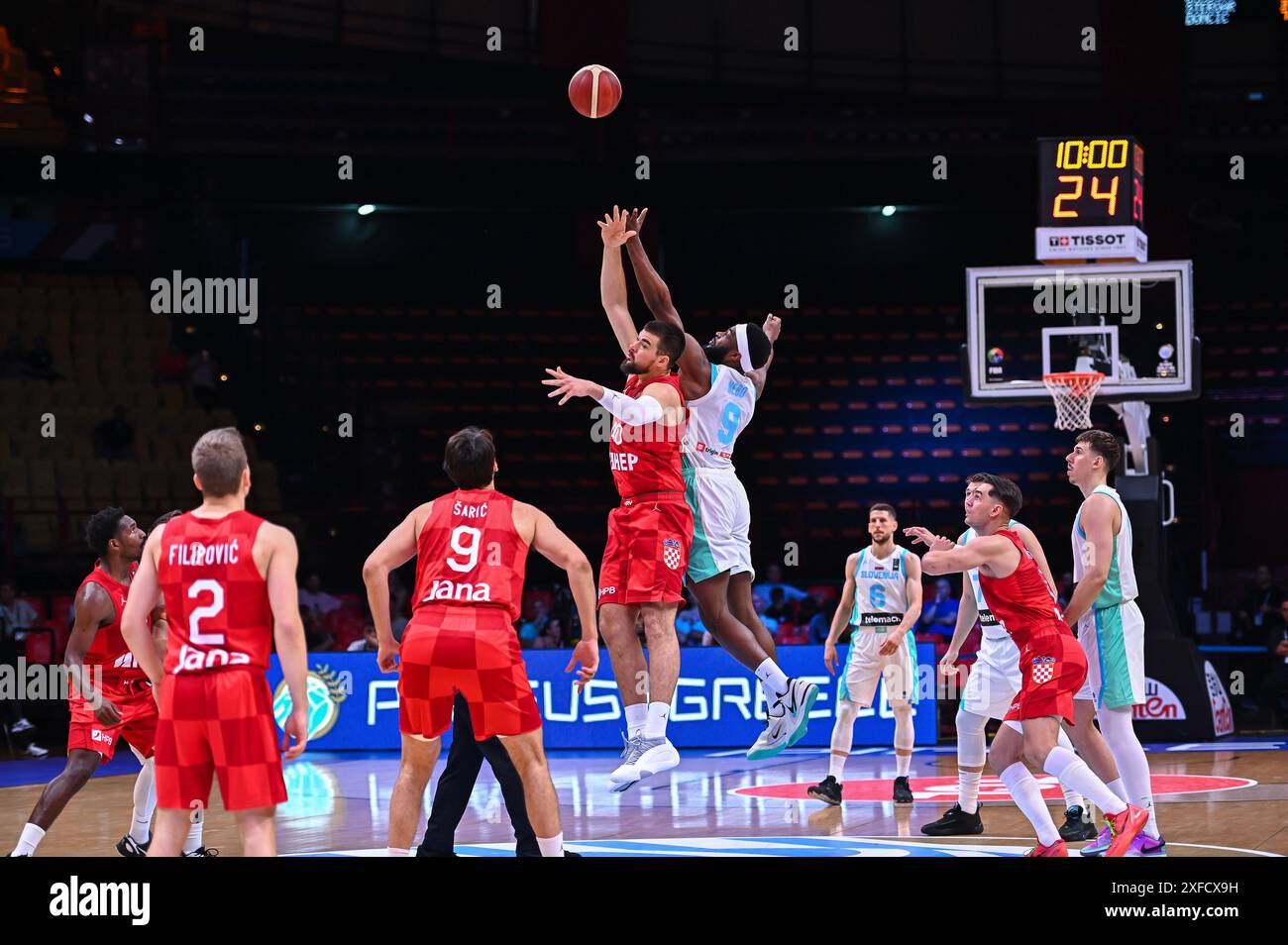 40 Ivica Zubac della Croazia gareggiando con 9 Josh Nebo della Slovenia durante il Torneo di ...