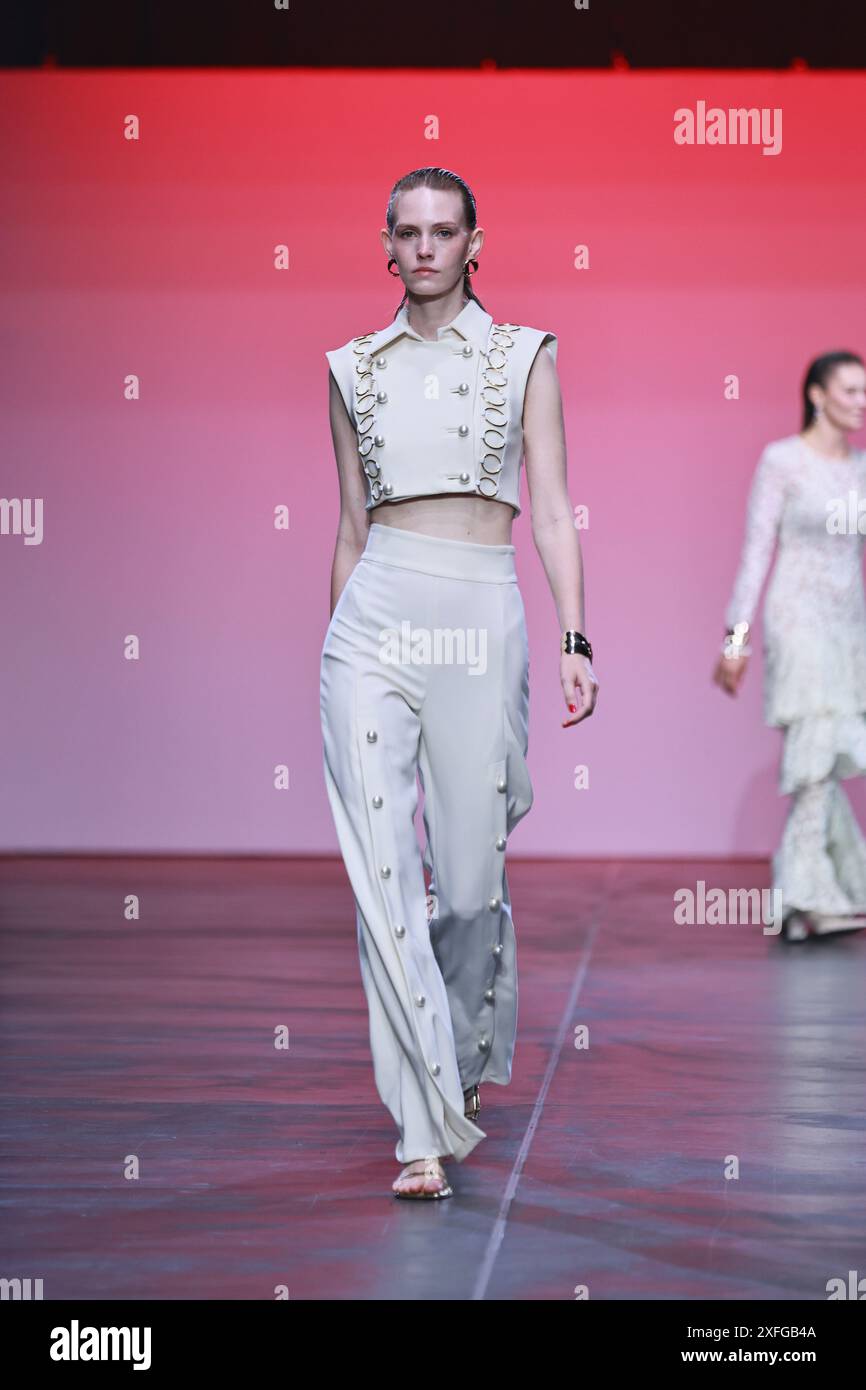 BERLINO, GERMANIA - 3 luglio: Una modella cammina in pista durante il ...